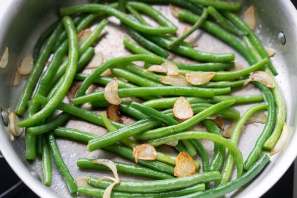 Sautéed Green Beans w/ Garlic & Butter (Easy & Delicious!)