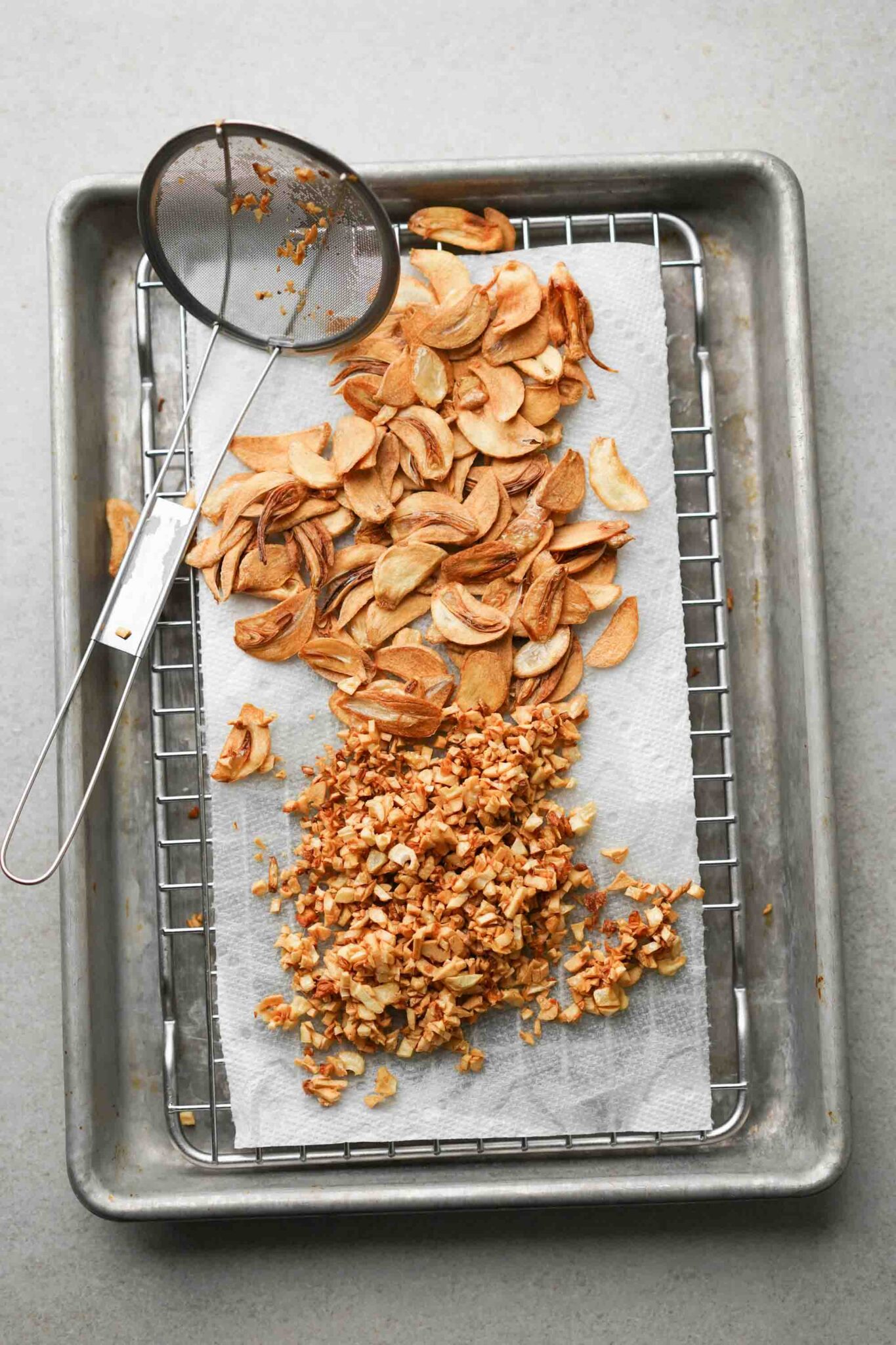 Crispy Fried Garlic Chips & Garlic Oil Recipe (Tỏi Phi) - Hungry Huy