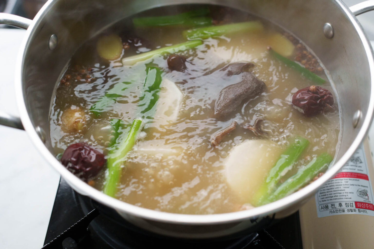 The Ultimate Guide to Hot Pot at Home - Hungry Huy
