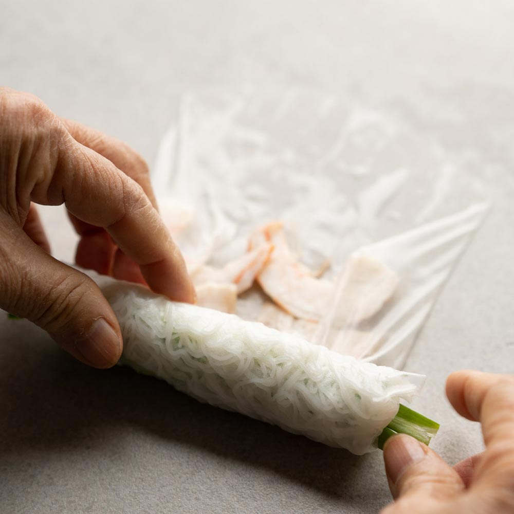 How to Wrap Spring Rolls (Fresh Vietnamese Spring Rolls) - Hungry Huy
